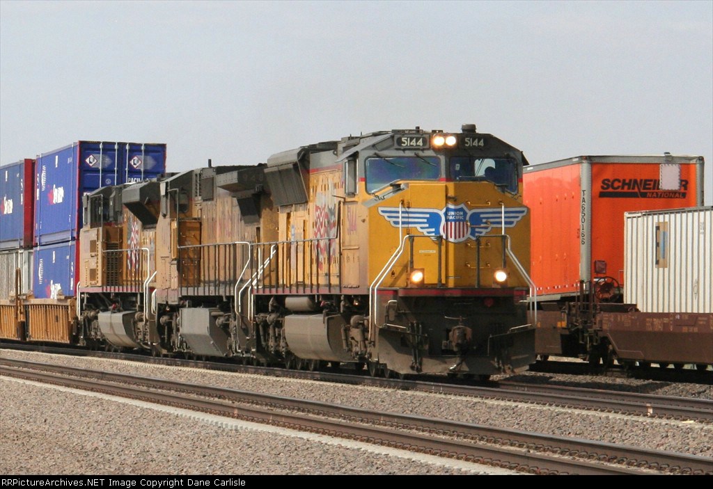 UP 5144 leads a EB Pacer Stacktrain past the WB Shooter @13:22
